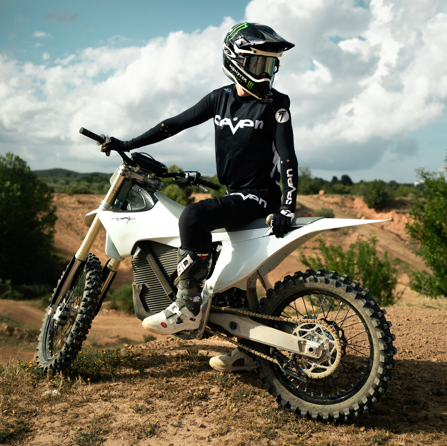 Stark VARG MX – High-Performance Electric Dirt Bike for Motocross ...